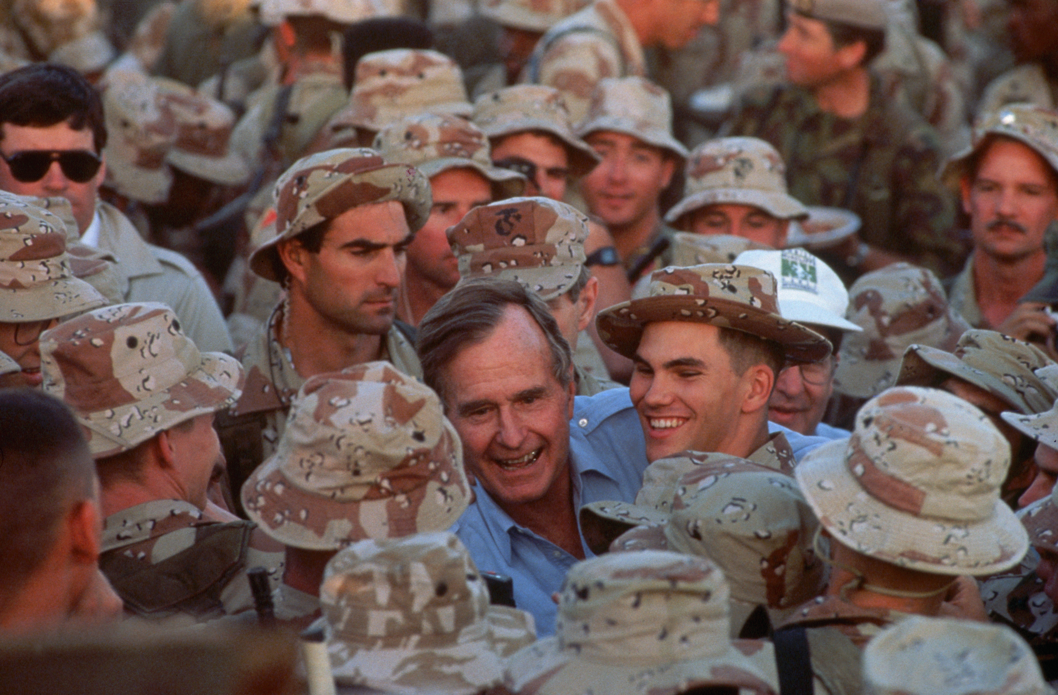 george-bush-greeting-army-troops-in-gulf-war - George Bush Pictures ...