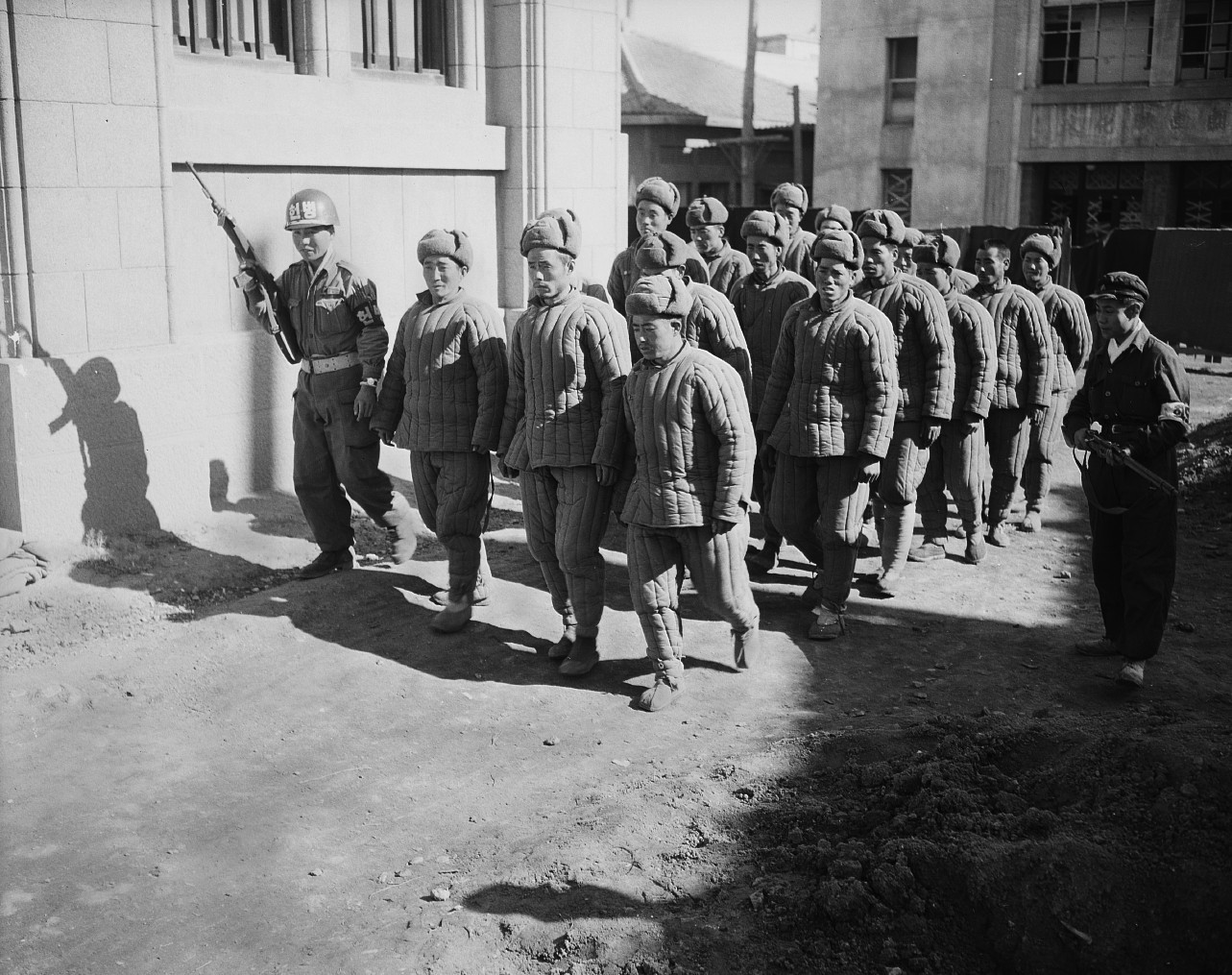 first-chinese-communist-troops-captured - Korean War Pictures - Korean ...